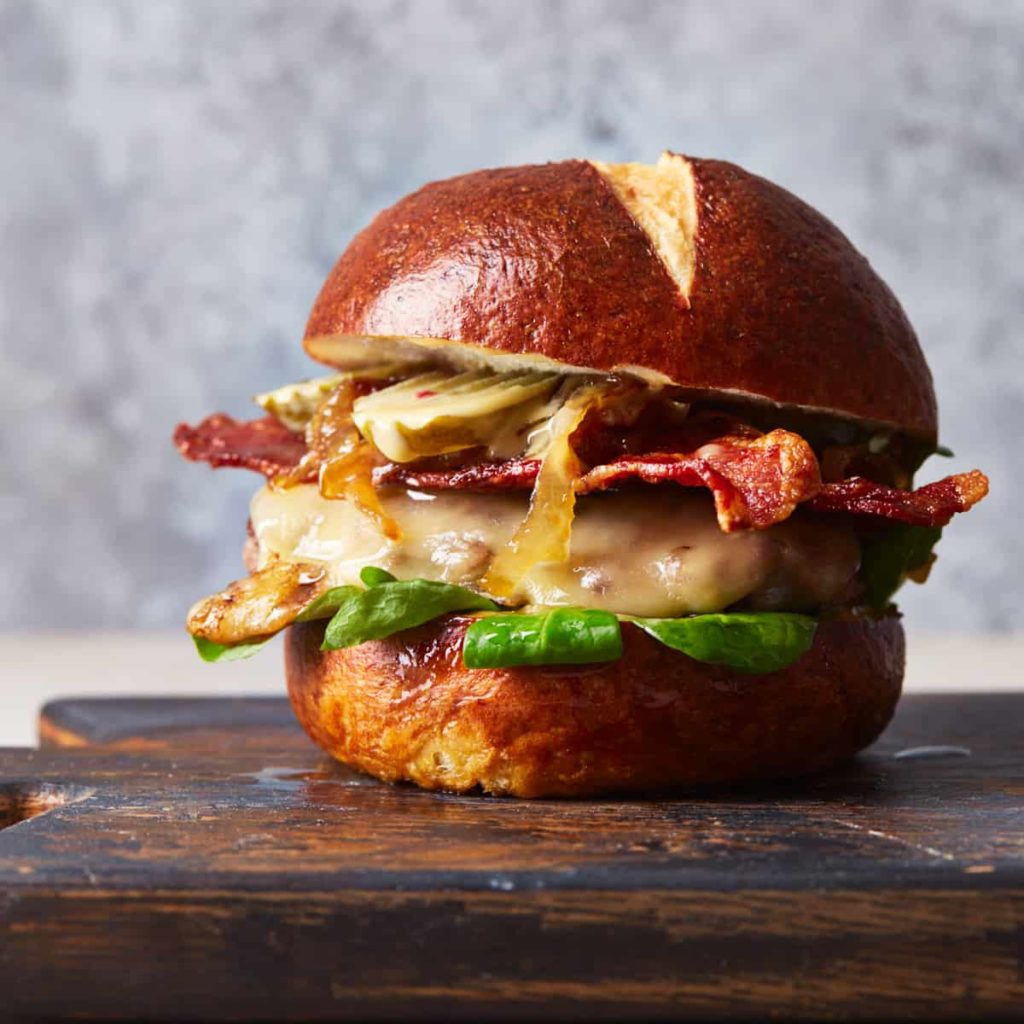 Panino stile PUB: Preztel ed Hamburger con pancetta | Ginger & Tomato