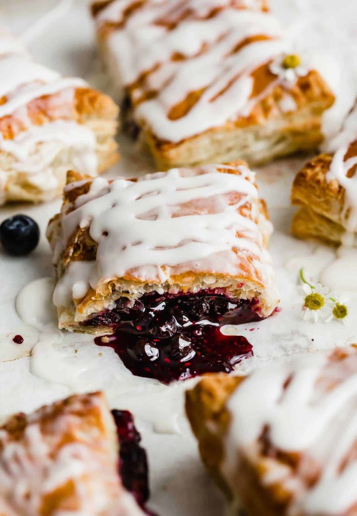 Strudel fatto in casa con frutti di bosco e glassa di mandorla